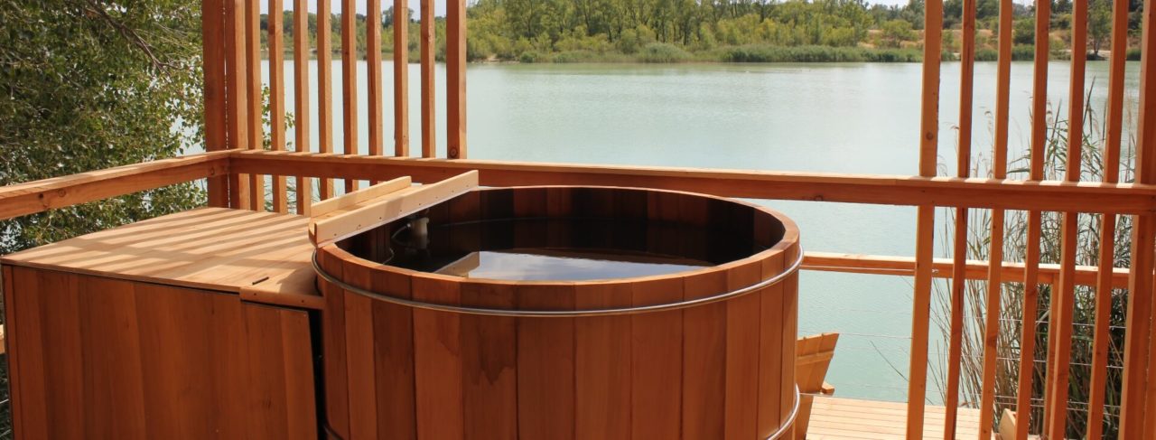 Red cedar wood hot tub Manufacturer | Custom-Made