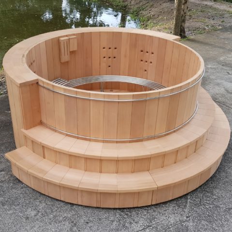 Red cedar wood hot tub Manufacturer | Custom Sizes