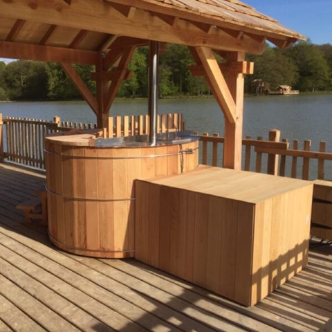 Red cedar wood hot tub Manufacturer | Custom Sizes