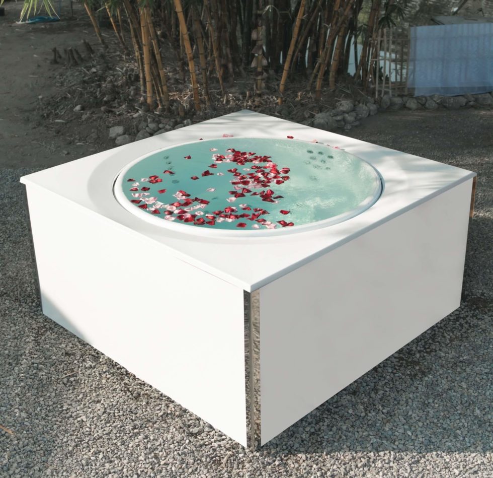 The Cocoon, acrylic overflow spa | Bain Nordique