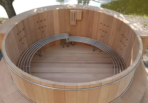 Red cedar wood hot tub Manufacturer | Custom Sizes
