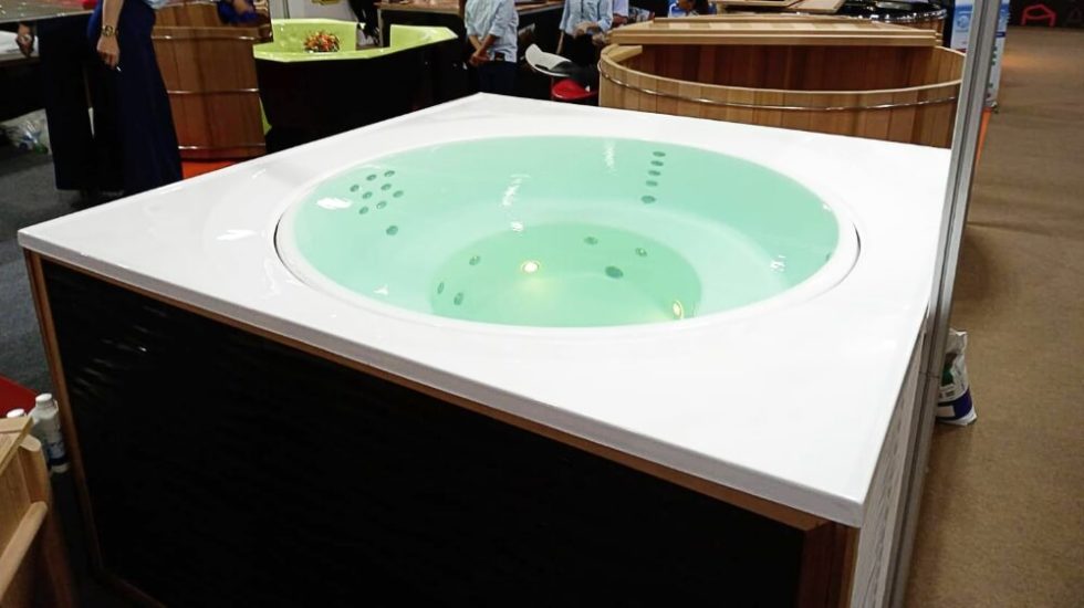 The Cocoon, acrylic overflow spa | Bain Nordique