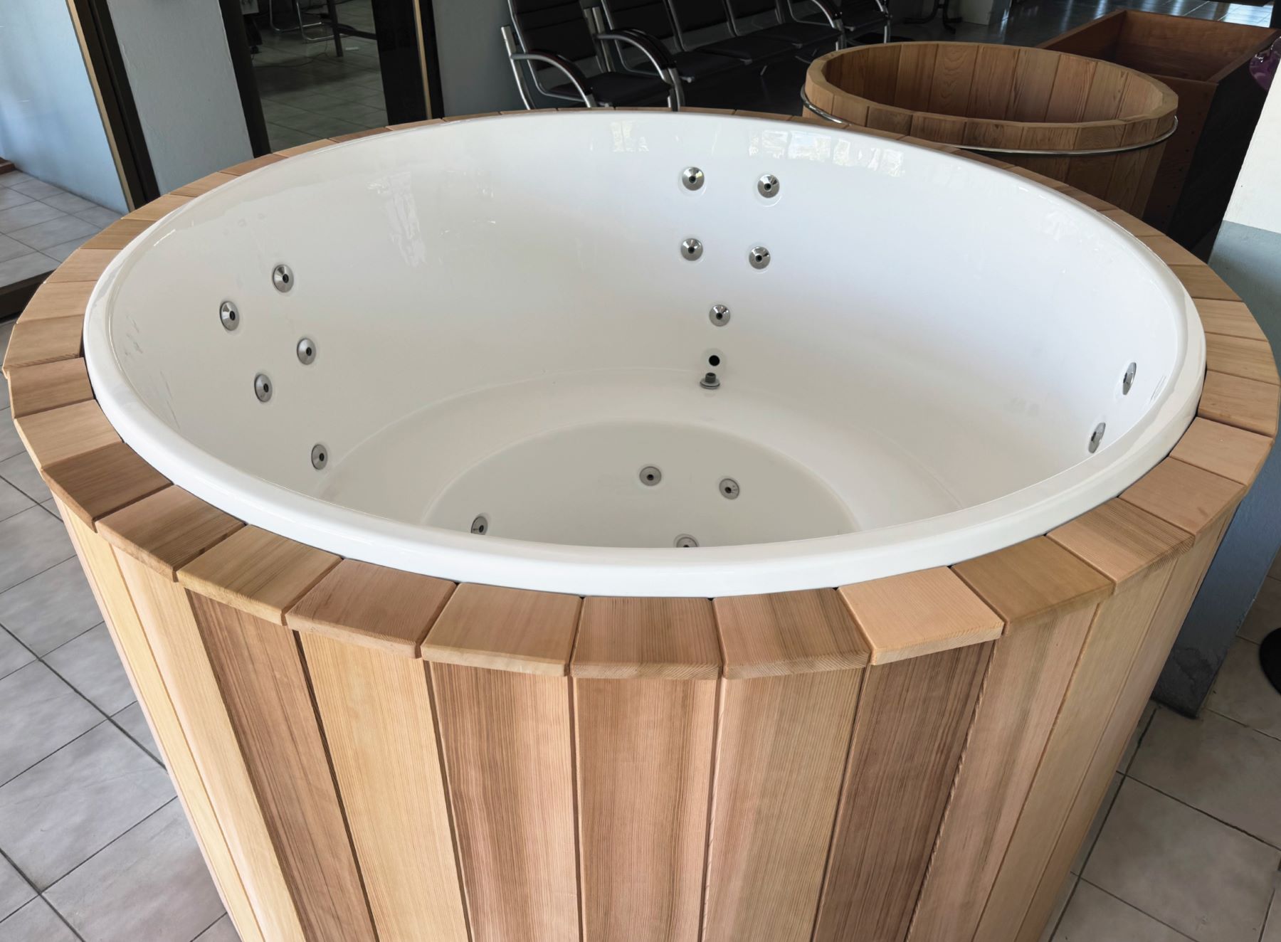 The Cocoon, acrylic overflow spa | Bain Nordique